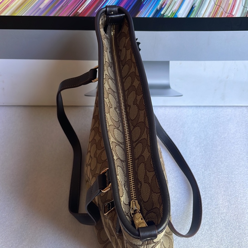Coach Outline Signature Zip Tote Bag Size: Medium - Gem